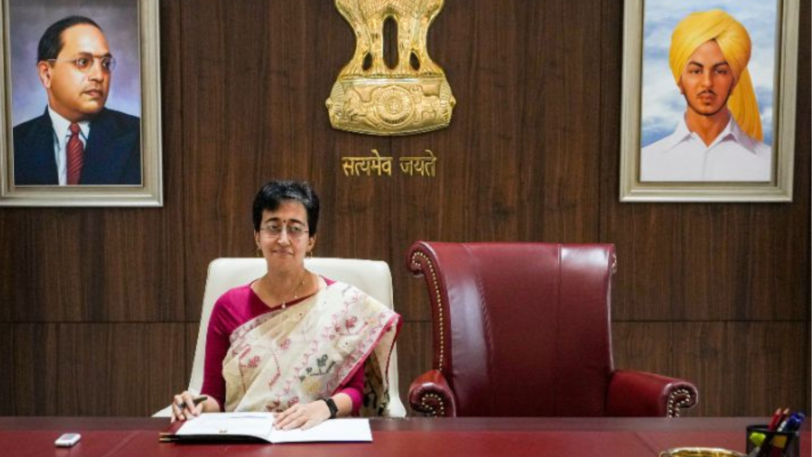 Delhi New CM Atishi : मुख्यमंत्री की कुर्सी पर नहीं बैठी आतिशी - SHABD ...