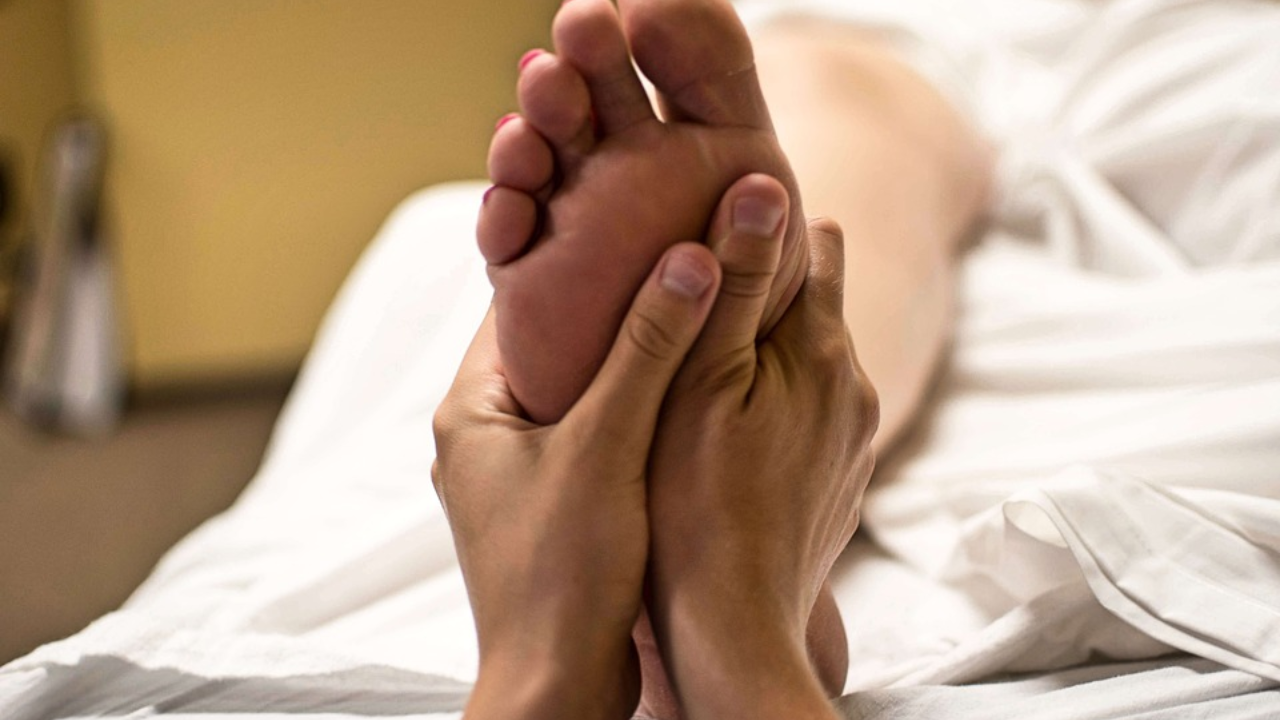 Ayurveda Padabhyanga Benefits: रात में केवल तलवों पर तेल लगा कर पाए ...